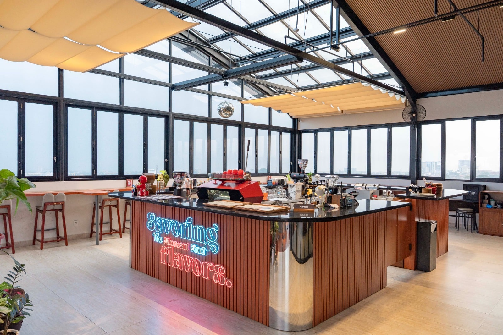 Skylight Restaurant & Hotel dengan Motor Glidea Tanpa Celah